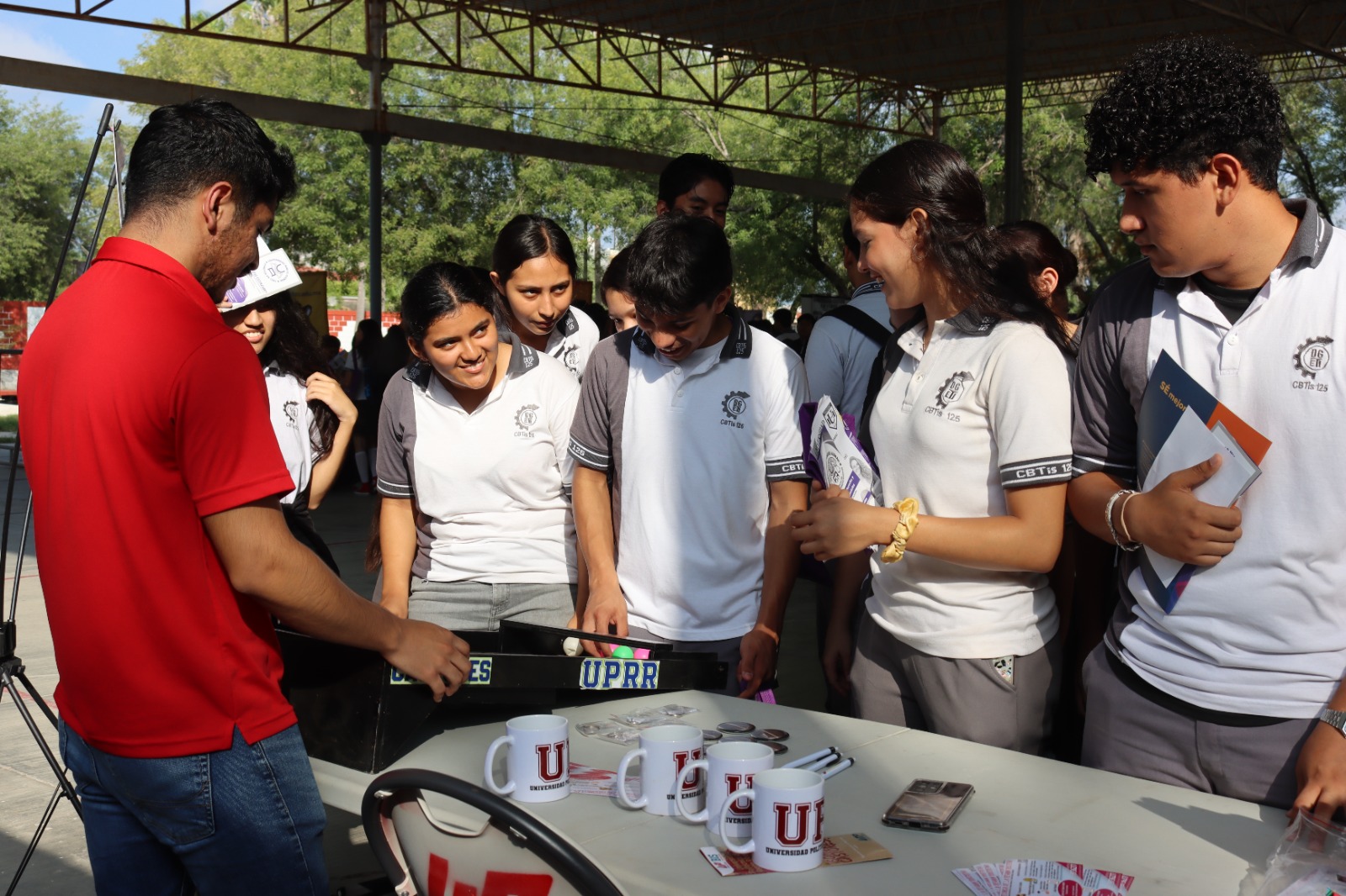 PROMUEVE UPRR OFERTA EDUCATIVA EN FERIA VOCACIONAL 2025… « Vertical